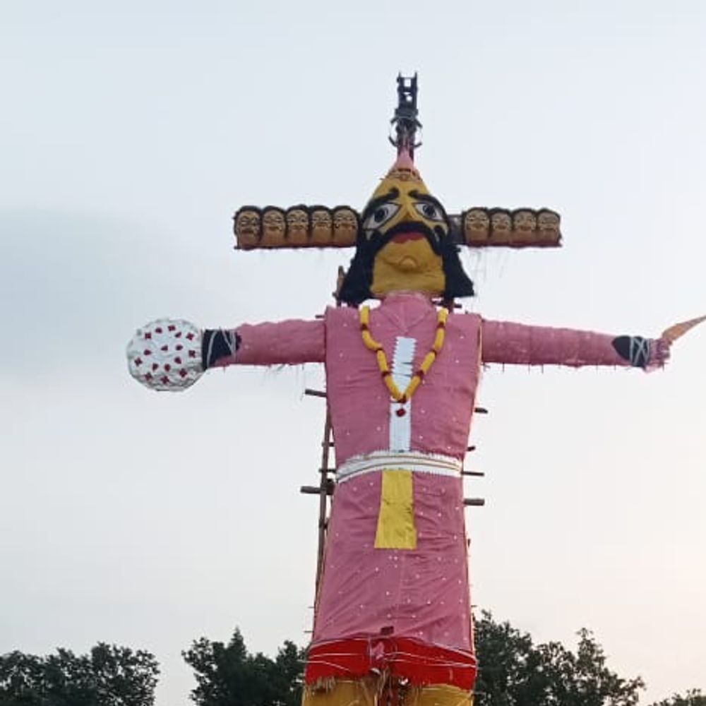 Dugda celebrates Dussehra with 40-foot Ravana effigy burning | News ...