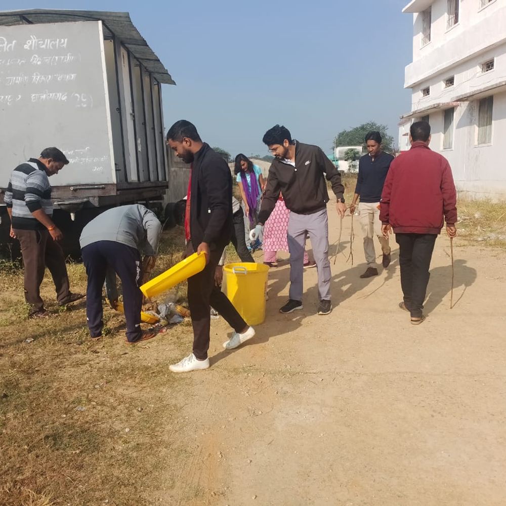 Janpad Office Duldula staff and officials clean office premises | News ...