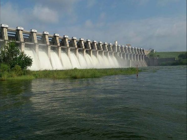 News about Jayakwadi Dam | पाणी कुठून सोडणार याचाच निर्णय होण्याआधी नगर ...
