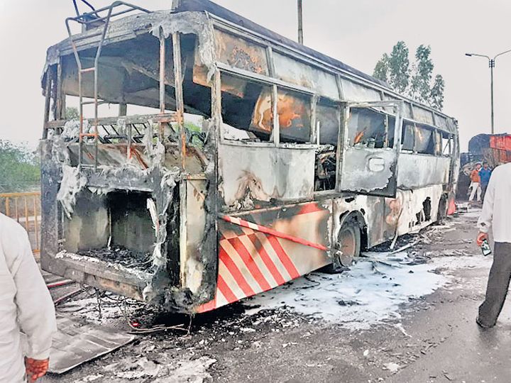youth breaks the glass of burning bus and saved all the passengers ...