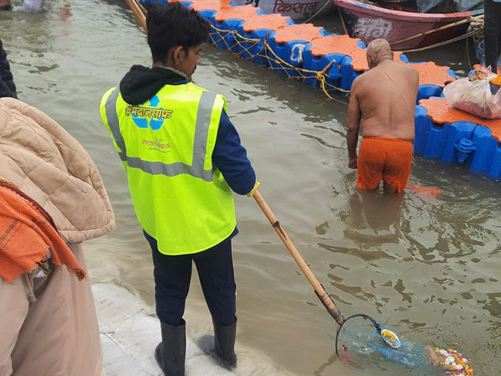 Over 10,000 sanitation workers deployed to maintain cleanliness at Mahakumbh ghats | Bhaskar English