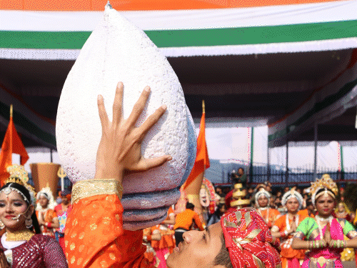 Flower shower from helicopter at Lucknow Vidhan Bhavan, VIDEO