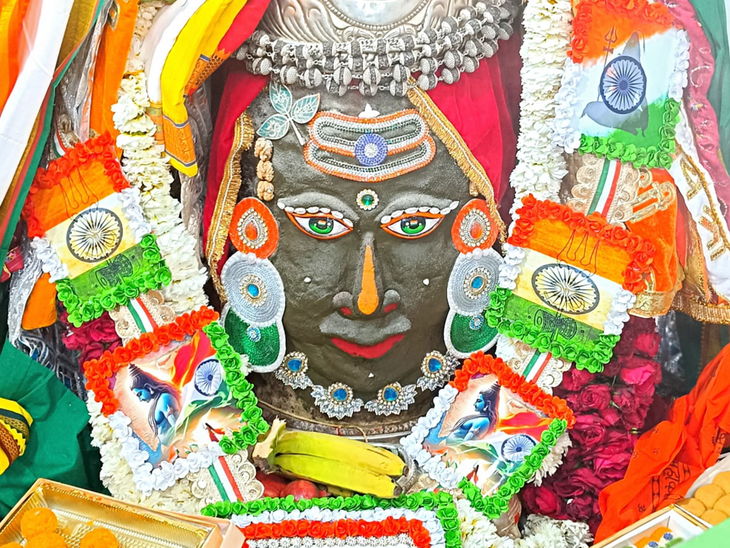 Baba Mahakal receives tricolor adornment; Idol draped in tricolor ...