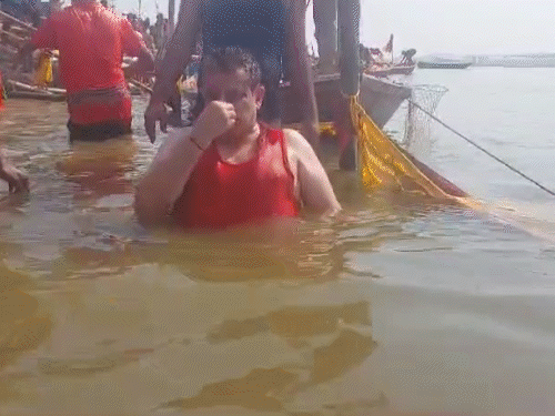 Wasim Rizvi alias Jitendra takes a dip in Sangam | Bhaskar English
