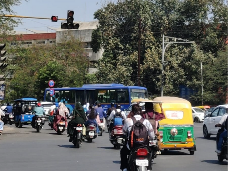 Smart city uses AI based traffic signals synchronization: Drive at 30 ...