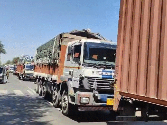 Road blockade in Sagar over toddler’s death, massive traffic jam