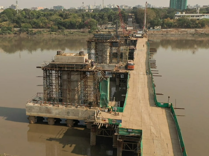 Bridge construction underway in Tapi River for Surat metro project ...