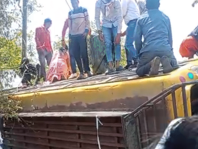 Bus overturns near Pathrota bridge in Itarsi, leaves 2 dead