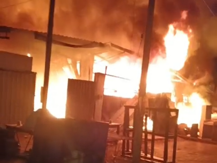 Fire breaks out at wood waste furniture shop in Vadodara 12 vehicles ...