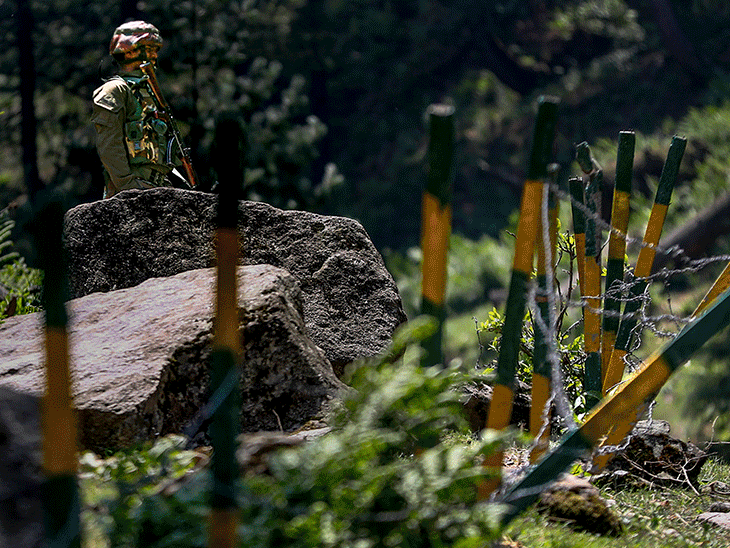 Encounter between army and terrorists in Poonch,1 soldier injured Indian Army in a joint ...