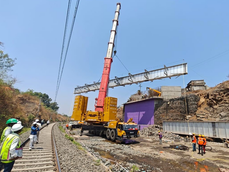 5 massive girders installed on Panvel–Karjat routeVital bridge work ...