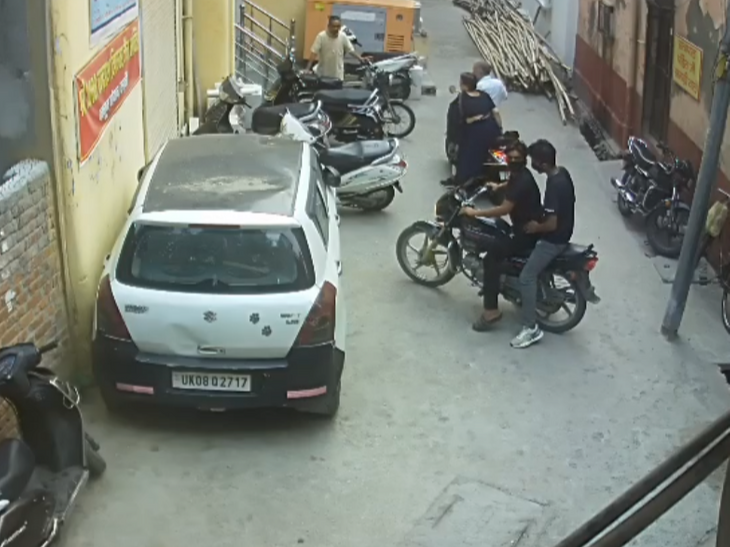 Criminals snatch woman's chain in broad daylight in Roorkee; Followed ...