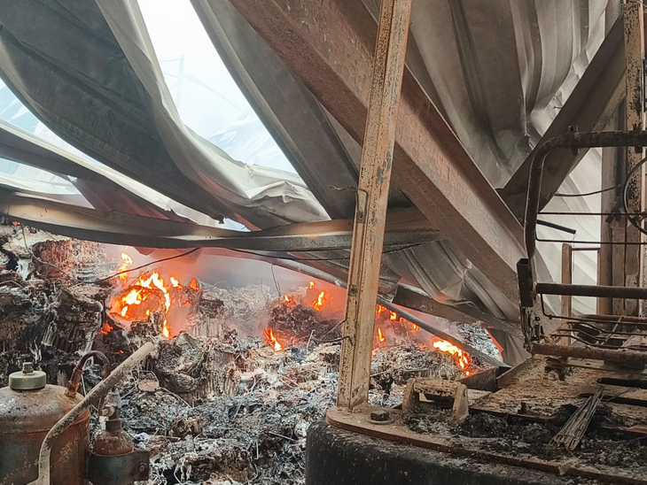 barasat factory fire leaves 80 families homeless ten fire tenders ...
