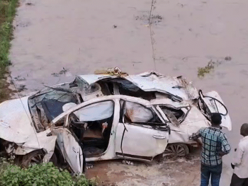 High-speed crash at Rampur Tiraha: Innova overturns, falls into field ...