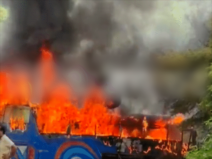 Bus carrying devotees hits transformer, catches fire in Jhunjhunu: 1 ...