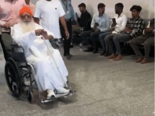 Asaram visits Indore hospital for a heart checkup. amid tight security ...