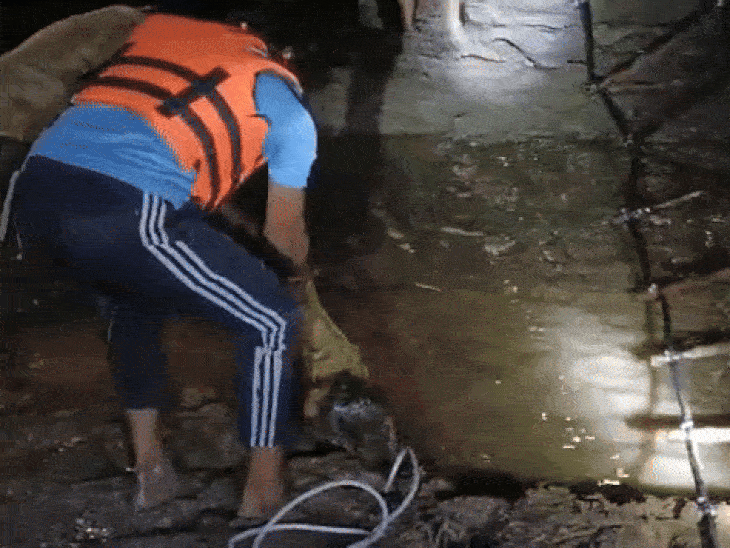 Two friends die after falling into borewell pit in Satna: One body ...