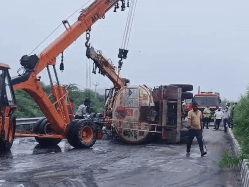 Acid-filled tanker overturns on Beawar highway, driver dies:Sulphuric ...