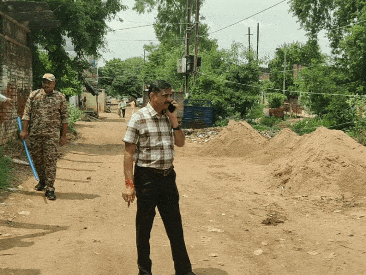 collector raids bhind seizes three sand laden tractor trolleys mafia ...