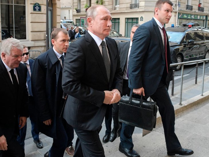 Putin’s bodyguards carry ‘poop suitcase’ to Trump meet in Alaska ...