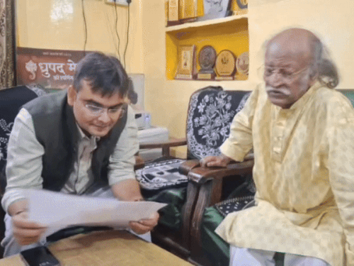 DM visits home of voter aged over 100 in Varanasi; Explains about form ...