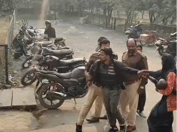 police brutally drag beat family singrauli collectorate journalist ...