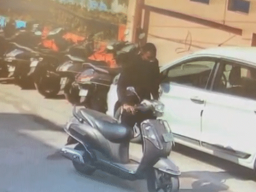 Property businessman suffers heart attack while walking in Indore Video ...
