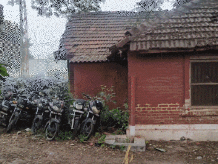 Sardar Patel’s first Godhra workplace stands neglected Garbage liquor ...