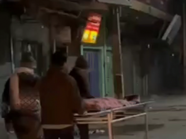 Man forced to leave wife, son as collateral for stretcher: Carries ...
