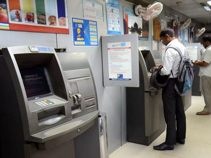 india atm count falls digital payments 2025