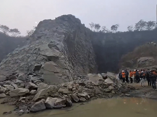 Rock collapse in Odisha's Dhenkanal stone quarry
