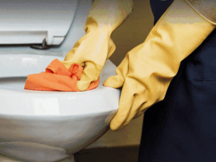 Can mixing toilet cleaners be deadly?