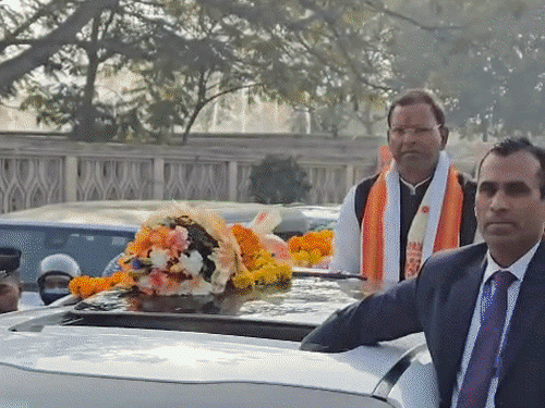 BJP State President leads mega roadshow in Lucknow Workers shower ...