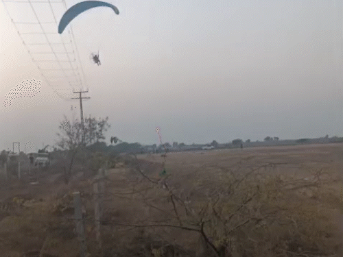 Young man flying with a parachute fell on an electric wire, VIDEO ...