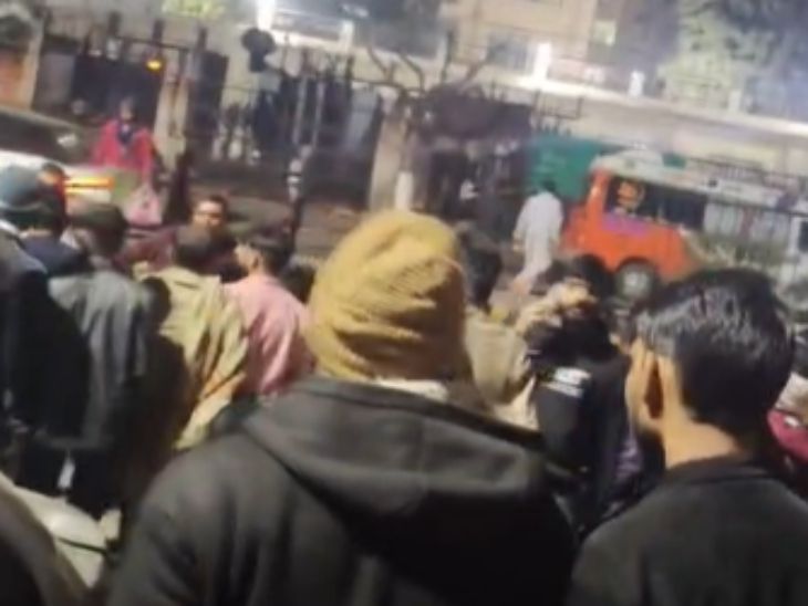 Jaipur SMS Hospital Body Stretcher Incident | Family Stopped By Police