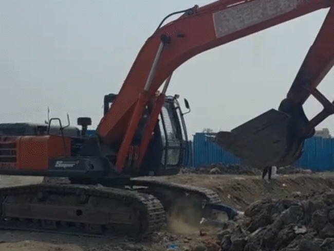 Indore Metro Site: JCB Driver Lunges at Engineer | Engineer Survives Attack