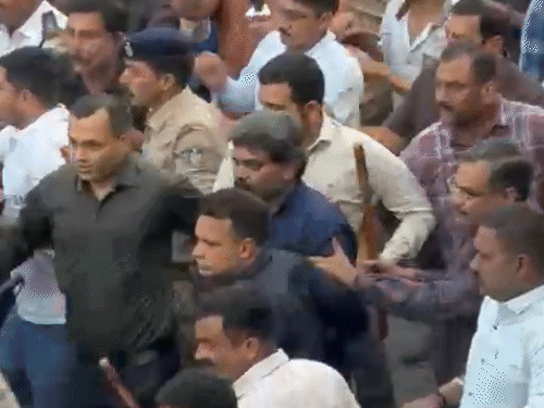 Surat Gangster Chirag Goti Slapped by Residents | Hang Criminal Demand