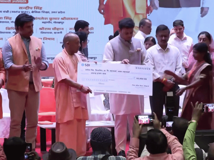 Shiksha Mitras Salary Hike | Yogi Taunts Ravikishan Over PhD