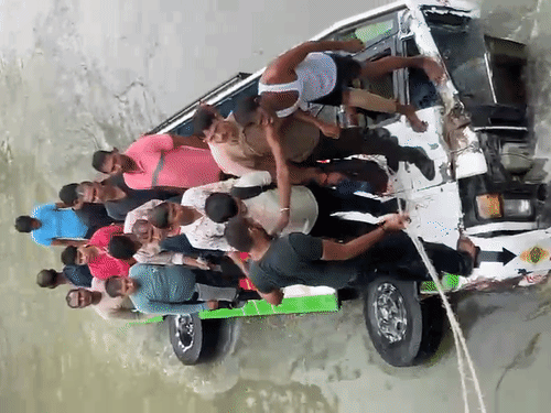 Kanpur Bus Canal Accident: 20 Laborers Rescued, Driver Allegedly Jumped