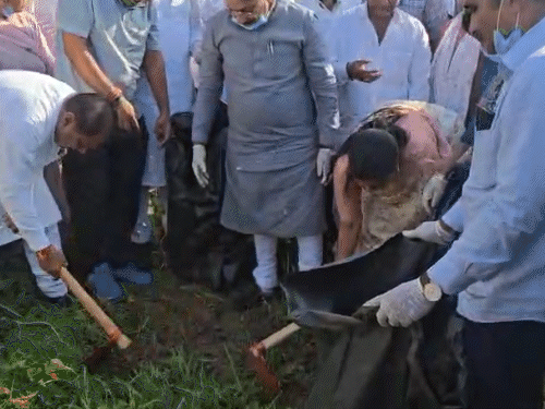 Sabarmati Cleaning Drive: BJP Ministers, MLAs Photo Session Sparks ...