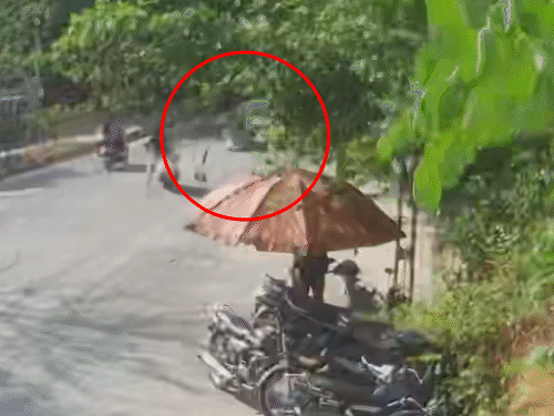 Surat Drunk Driver Accident | Sarthana Toll Plaza Carnage; Bikes & Car Hit
