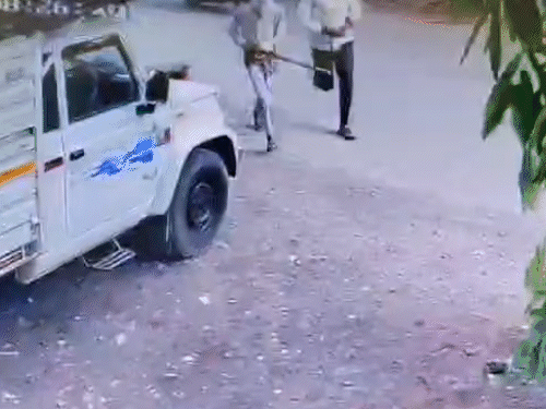 Surat Masked Men Robbery | ₹8 Lakh Heist Ex-Employee Arrested