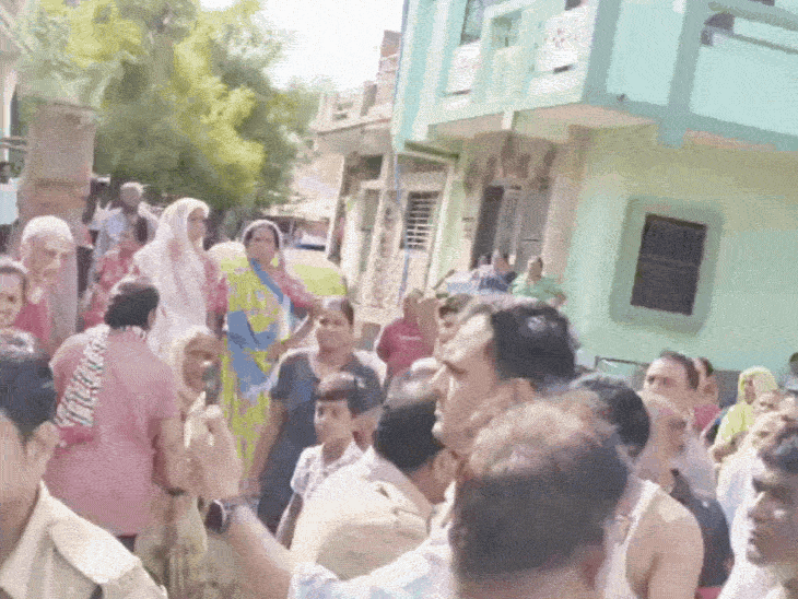 Asarwa Locals Surround AMC Employees Over Polluted Water