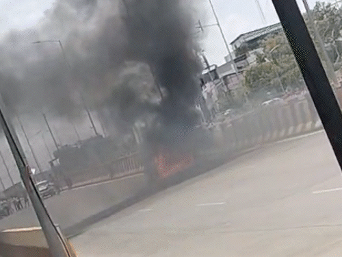 Indore Car Fire: Moving I20 Catches Blaze on Flyover, Fire Brigade Controls