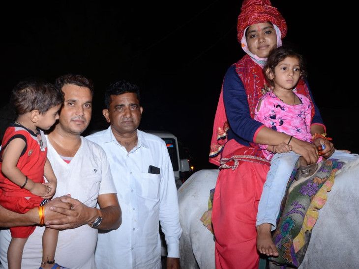 Daughter Bindoli in ajeetgarh | घोड़ी पर बैठाकर कर बिटिया की निकाली ...