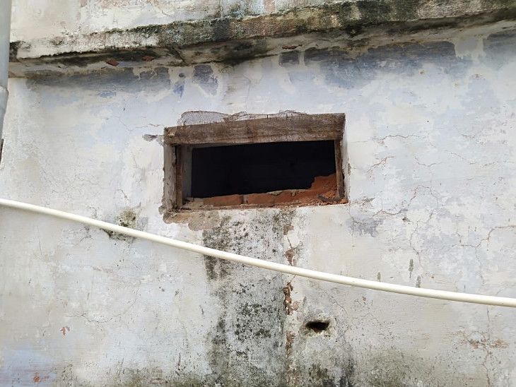 Robbery in sbi bank gulab bagh karauli | रोशनदान की जाली तोड़कर एसबीआई ...