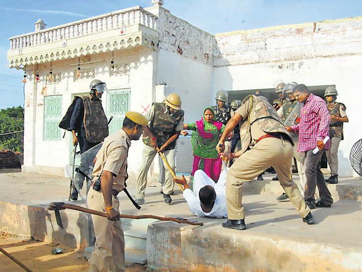 Stone pelting during encroachment removal | अतिक्रमण हटाने के दाैरान ...