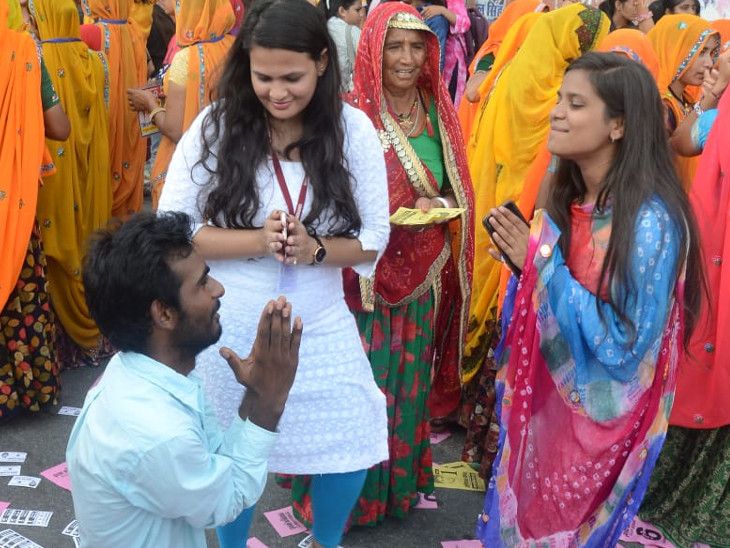 Rajasthan student election 2019 photos | वोट के लिए हाथ जोड़कर घुटनों ...