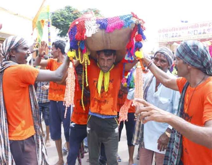 peopels start reach jodhpur to pray lok devta baba ramdev | जयकारे ...