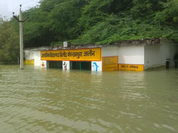up news jalaun flood in river yamuna water level crossed the danger line | खतरे के निशान से 3.5 ...